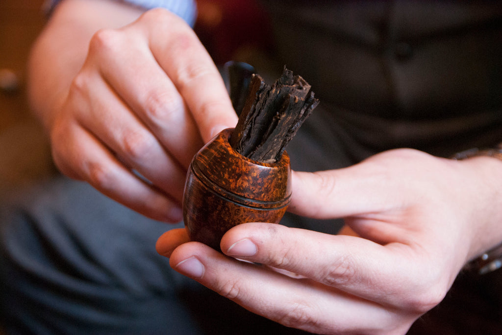 Pipe Essentials - Filling your pipe – Jeffrey st. Whisky & Tobacco